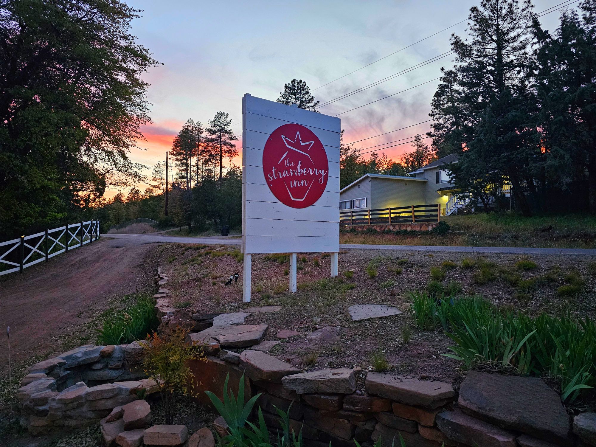 The Strawberry Inn and Cabins - Phoenix With Kids